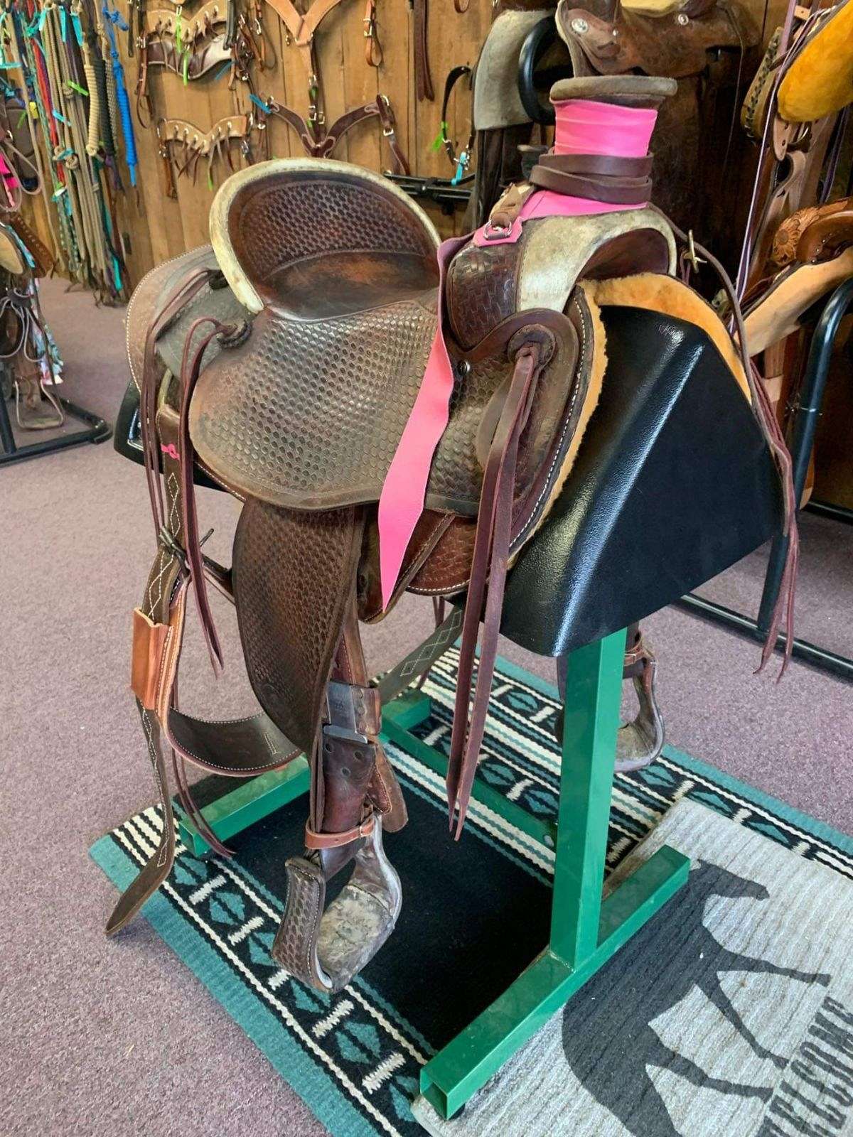 Tex tan/Hereford roping saddle