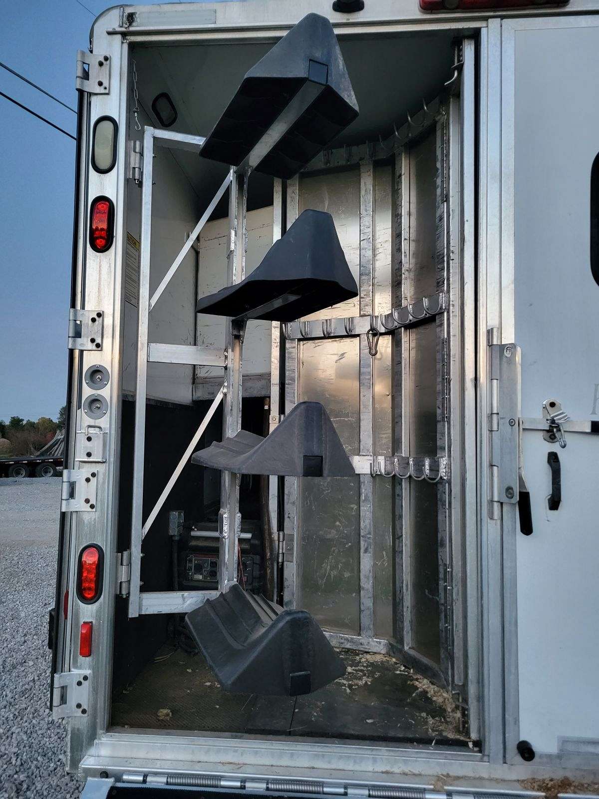 2008 Keifer 5 Horse Living Quarters