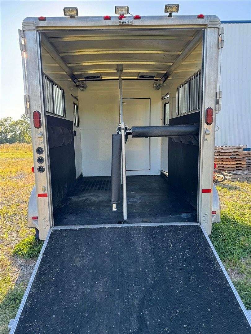 SOLD. 2006 Sundowner Gooseneck Straight Load