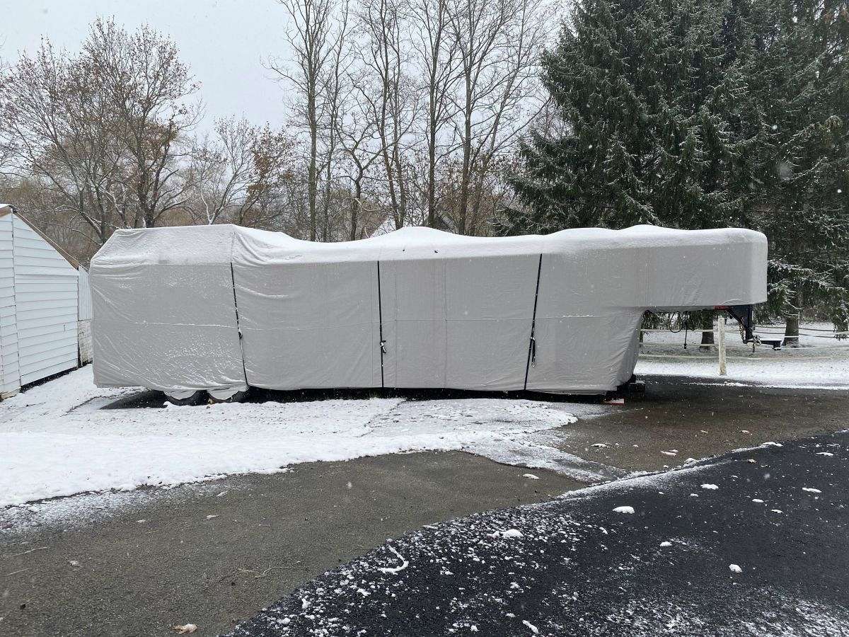 2020 Bison Coach RANGER Gooseneck three horse slant trailer with hay rack