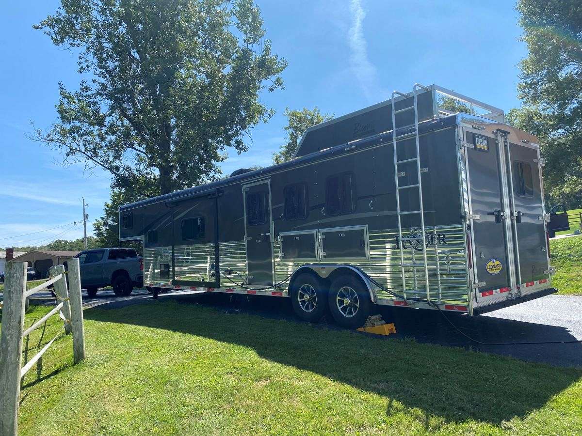 2020 Bison Coach RANGER Gooseneck three horse slant trailer with hay rack