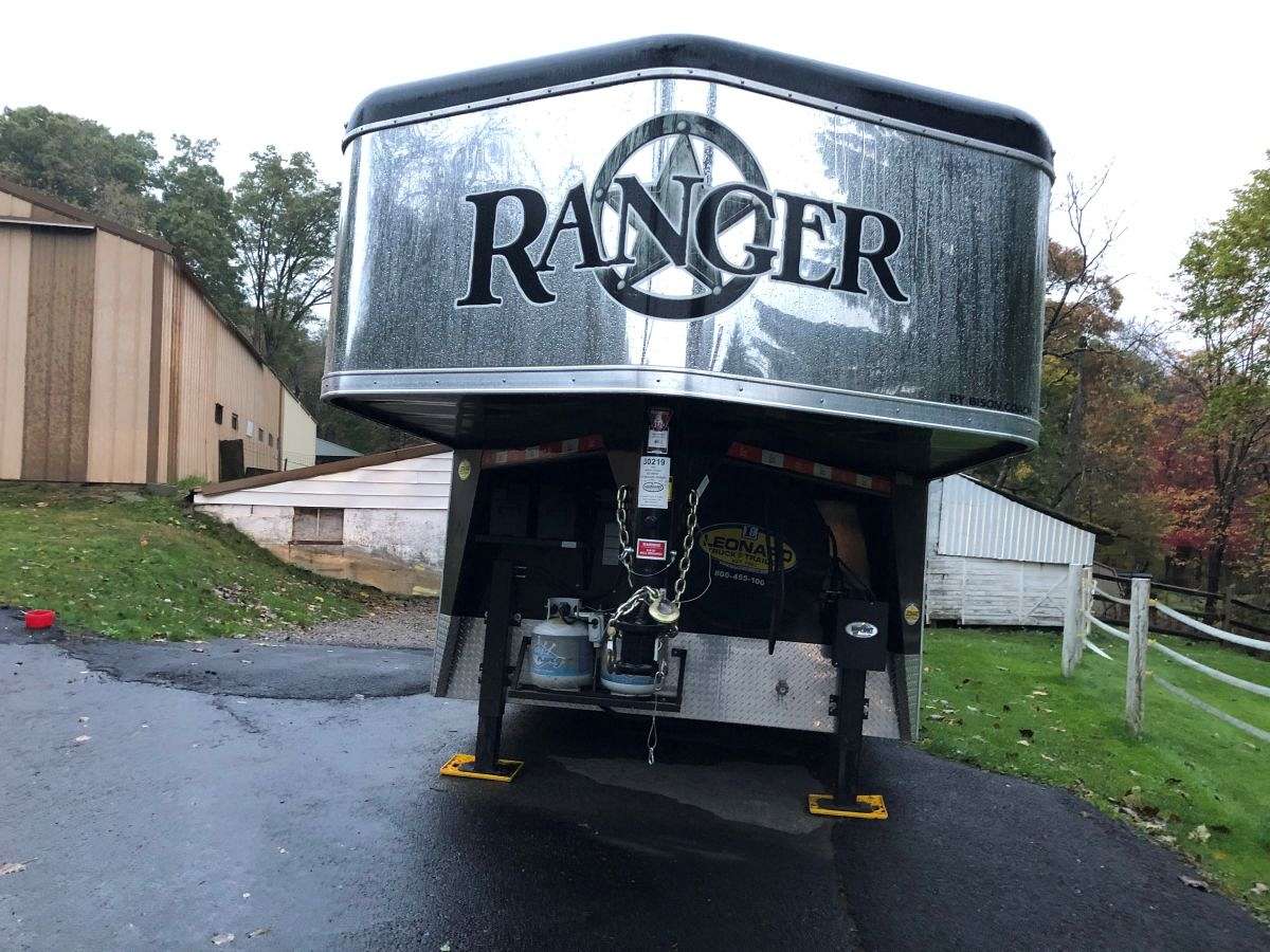 2020 Bison Coach RANGER Gooseneck three horse slant trailer with hay rack