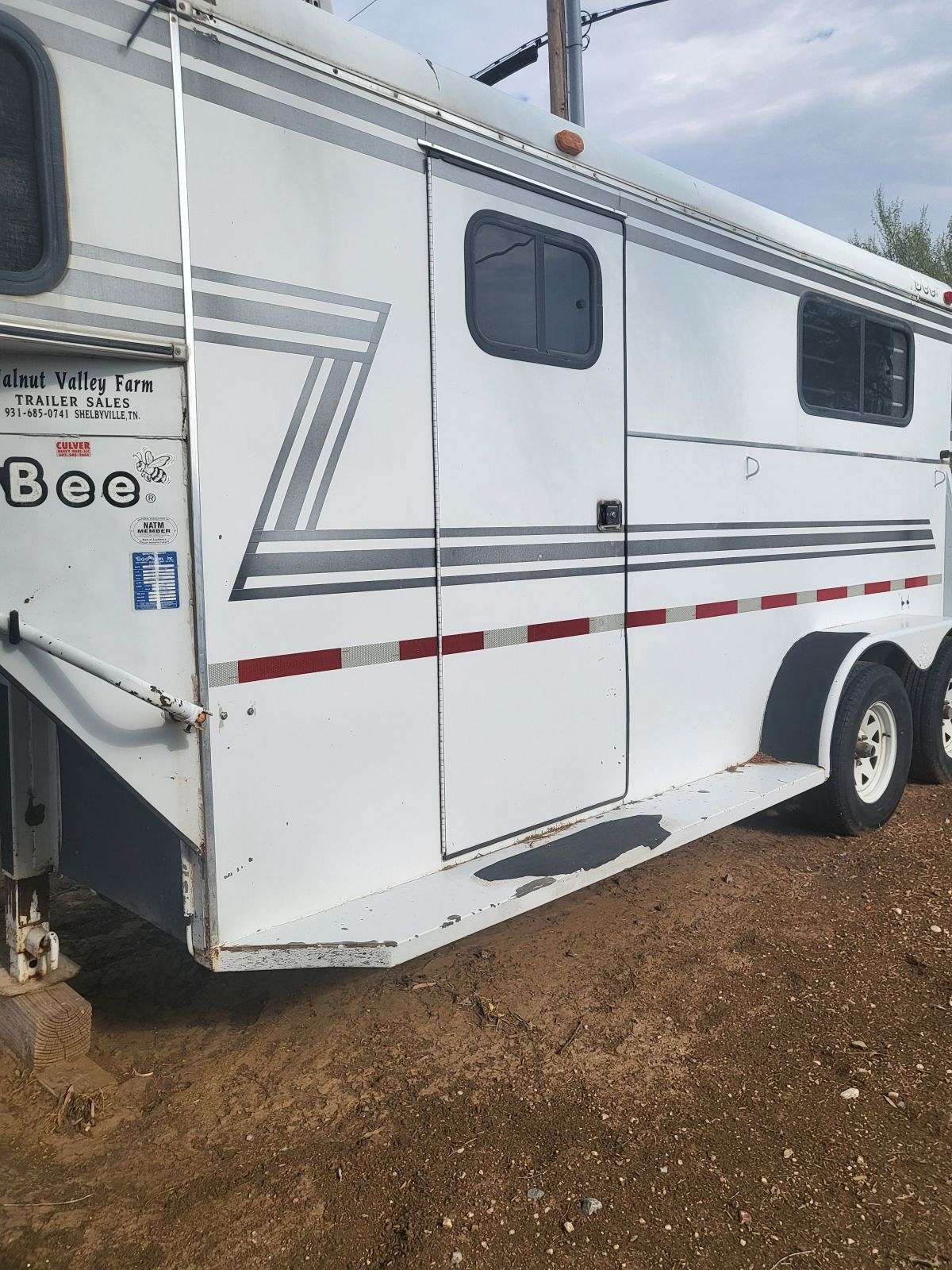 2000 Bee Two Horse Gooseneck Straight Load Trailer