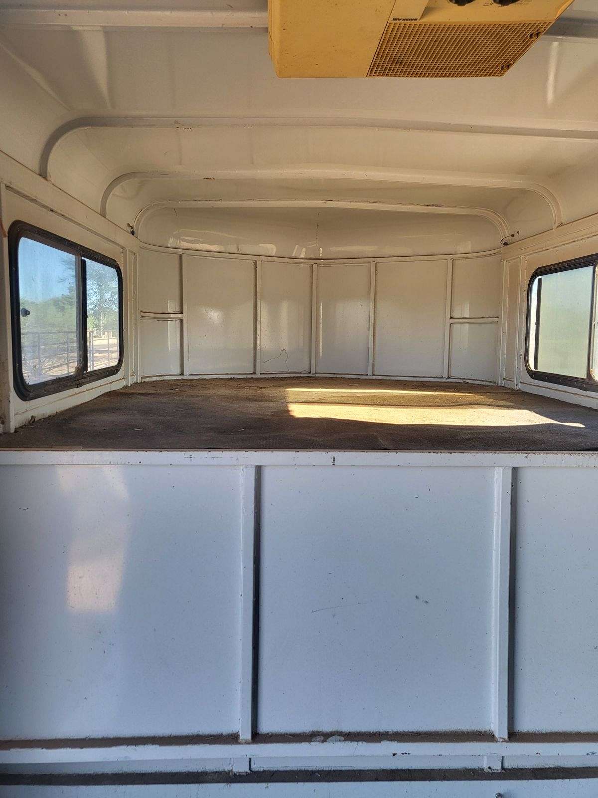 2000 Bee Two Horse Gooseneck Straight Load Trailer