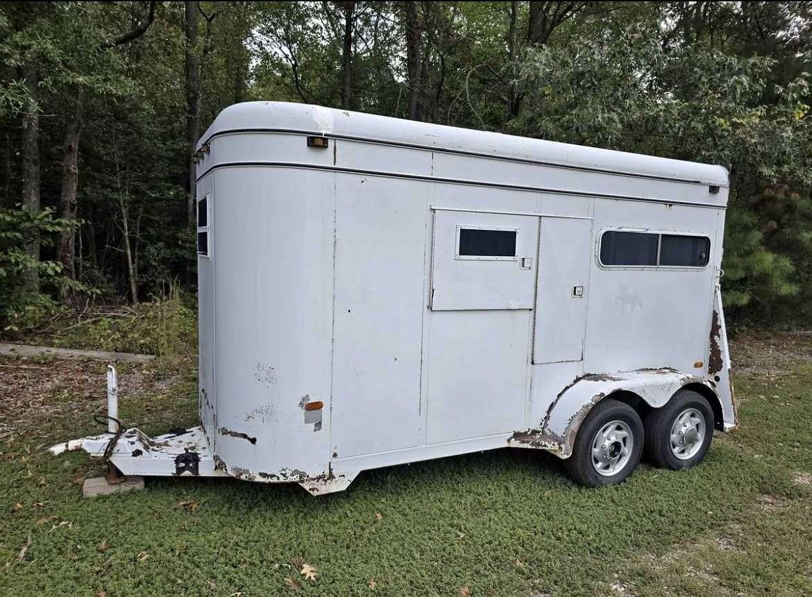 2 Horse Trailer w/ Tack Room Dressing Room