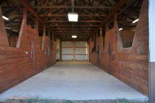 Hickory Grove Stables on EquineNow
