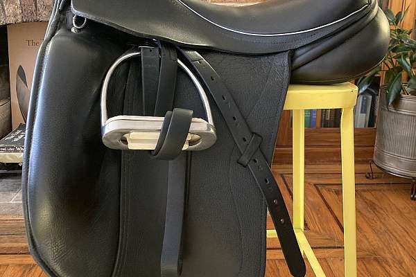 Gorgeous 2017 Custom Saddlery Advantage Dressage Saddle