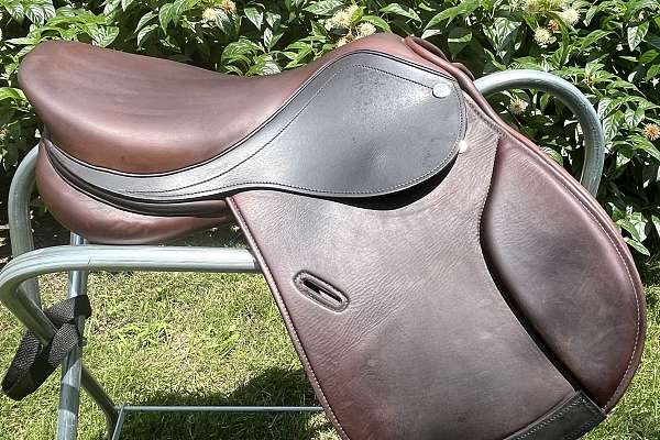 Beautiful! 15” Royal Heritage adjustable English Saddle