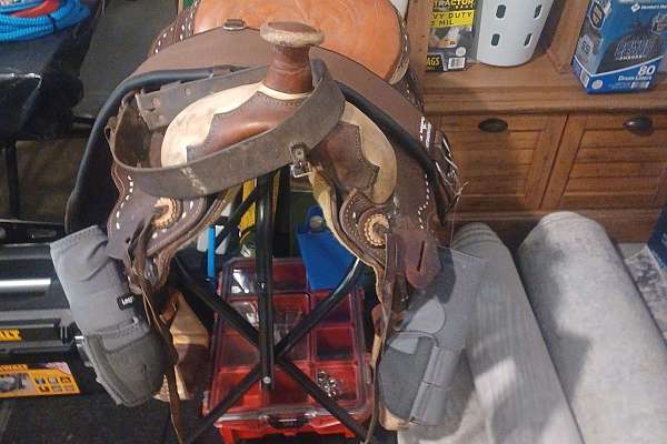15.5 Chyeanne roping saddle