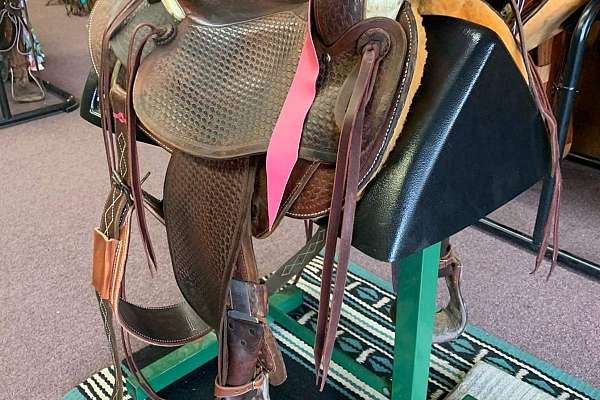 Tex tan/Hereford roping saddle