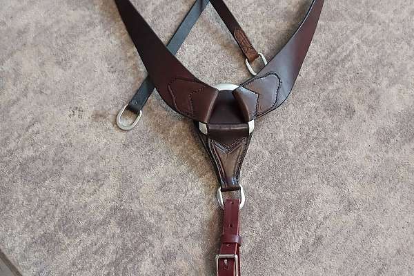 Amish-made, pommel-attach breast collar.