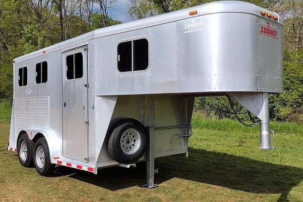 Aluminum 2 Horse Gooseneck Trailer with Rear or Front Tack Room