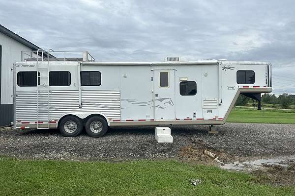 2005 Merhow 3 Horse with mangers and a slide out