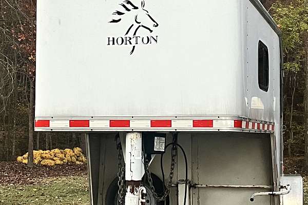 2002 Horton Gooseneck Horse Trailer – Super Clean & Versatile – $7,500