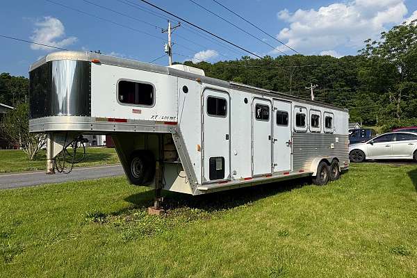 2001 Exiss 4H Slant Load LQ Horse Trailer