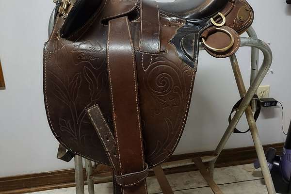 Australian saddle with horn