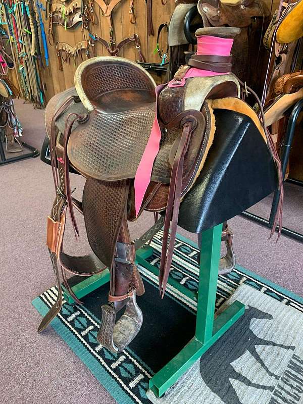 Tex tan/Hereford roping saddle