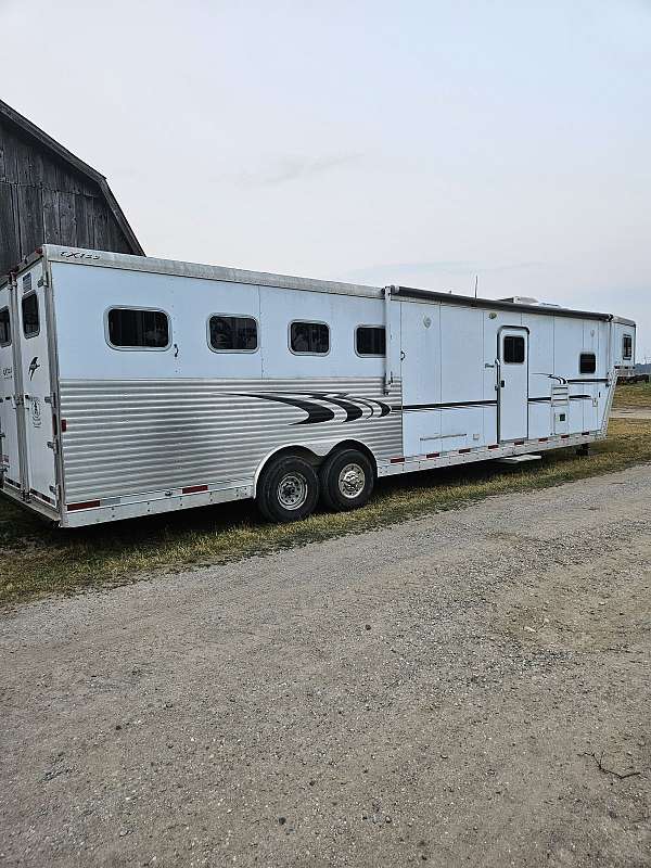 SOLD Exiss XT/414 Event, 4 horse slant with bunks